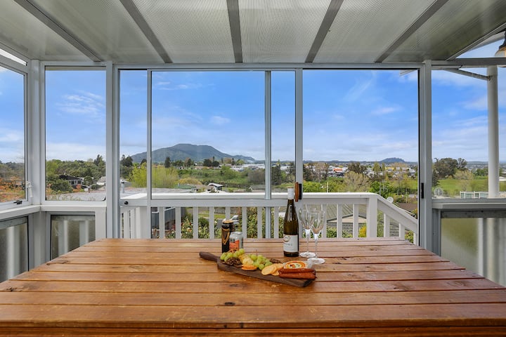 Woodward House Taupo. Sleeps 18. Close To Town - Bay of Plenty