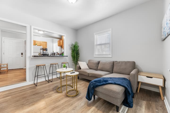 Little Italy | Mins To Cle Clinic | No Parking - Shaker Heights, OH
