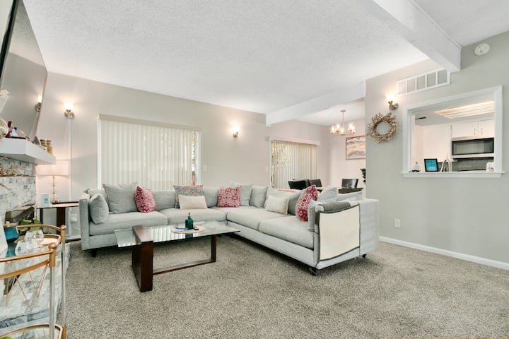 Quiet & Charming 2br/1.5ba Townhome - Shawnee, KS