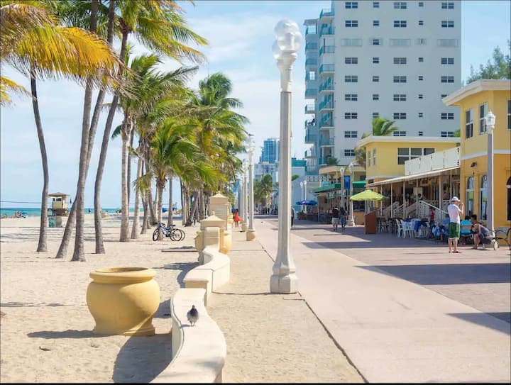 The Cozy Pelican Studio! Just Steps To The Sand! - Hollywood, FL