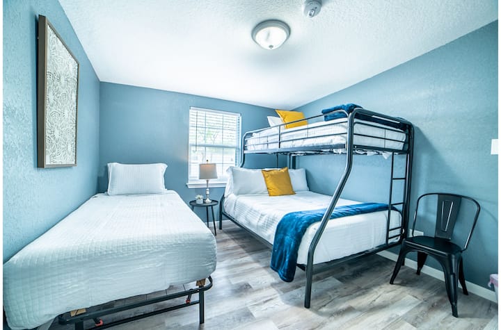 Your Stylish 2br/1ba Escape In Downtown Riverwalk - Olmos Park, TX