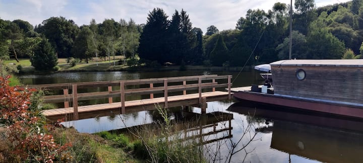 Toue Cabanée Accostée-slowmoov - Treignac