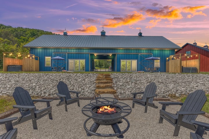 New Barndo/fire Pit/ 2 Private Hot Tubs/large Yard - Slade, KY