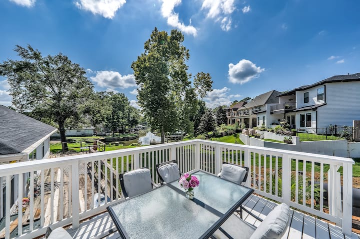 Unwind On The Deck - Steps From The Lake! - Willis, TX