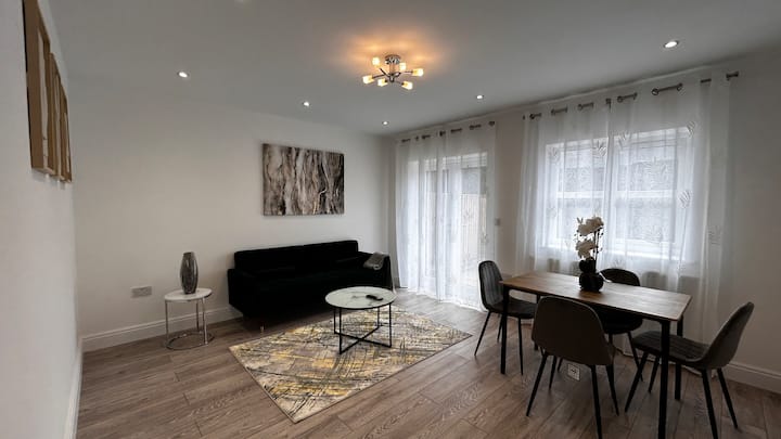 Spacious 3 Bedroom Contractors & Groups 12 - Godalming