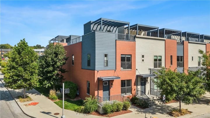 Downtown Townhome W Skyline View - Des Moines, IA