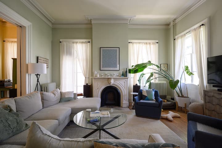 Charming Victorian Farmhouse - New York City