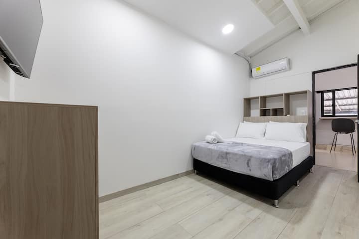 1 Min Walk To Lleras Park, Poblado Best Location - Medellín