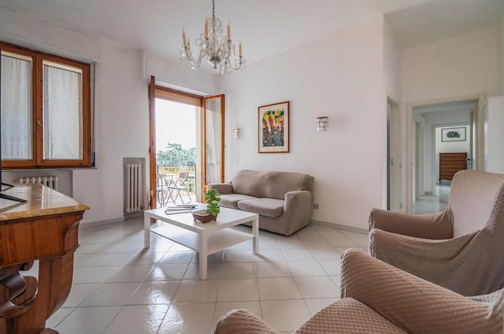 Comfy Flat Steps Away From Siena Station! - Siena