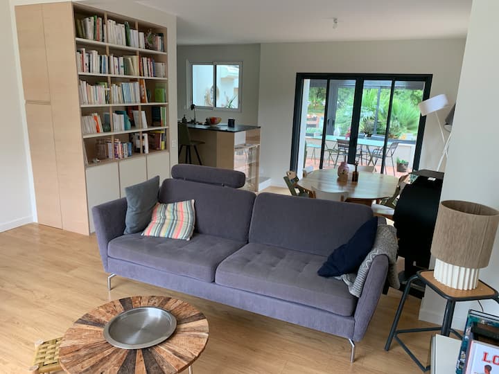 Chambre Dans Une Maison Moderne Et Chaleureuse - Couëron