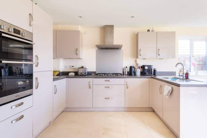 Modern Double Bedroom With Ensuite - Banbury