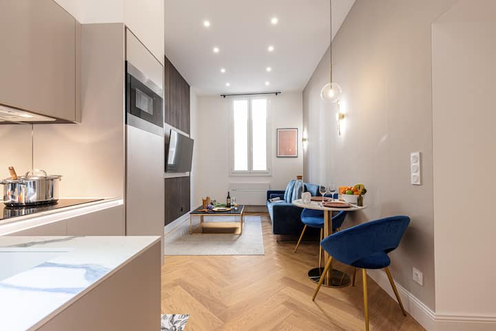 Luxurious Apartment In Old Town - ibis Nice Aéroport Promenade des Anglais
