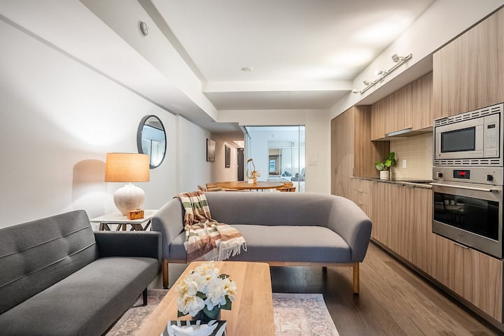 Cali King Bed In Downtown Toronto - Newmarket