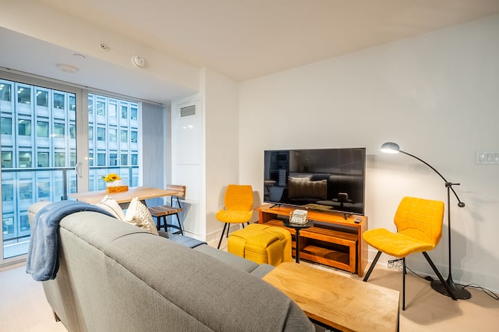 City Views, Pool & Gym Access, Prime Location - Newmarket