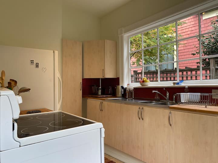 Stylish Peaceful Heritage Apartment - Victoria