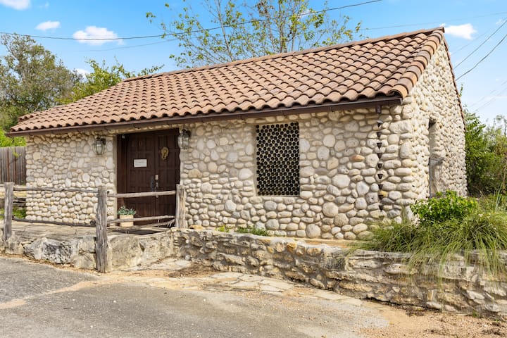 Cibolo Bungalow - Cute Roadside Boutique Cottage! - Boerne, TX
