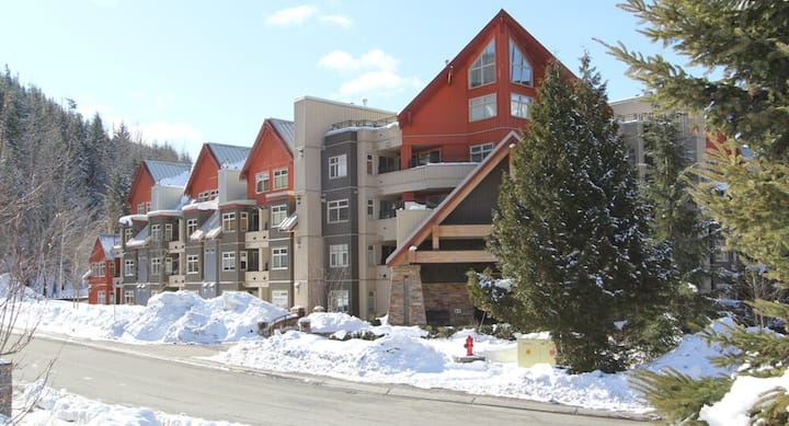 Ski-in/out W/ Pool, Jacuzi, Park - Whistler