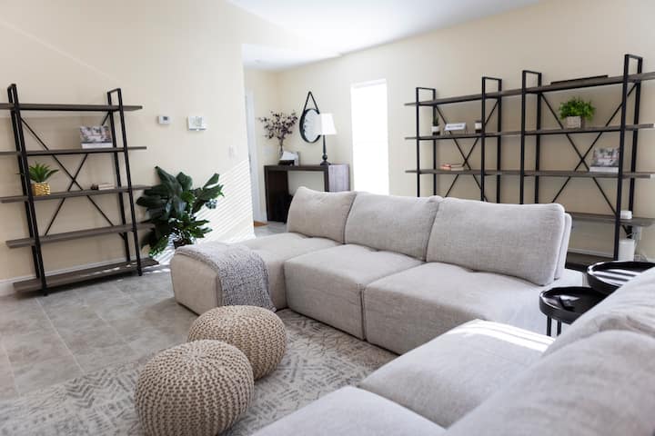Palm Getaway Mins From Pbi W/ Hot Tub & Mini Golf - West Palm Beach, FL