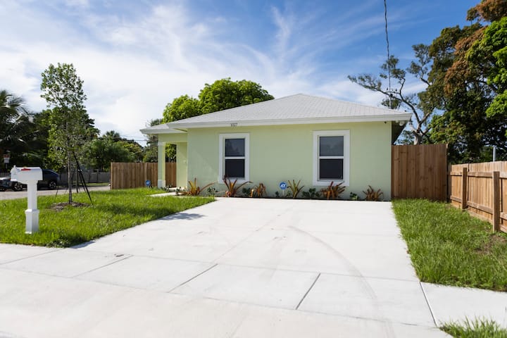 Modern Getaway | Hot Tub + Golf + Beach + Malls - 팜비치