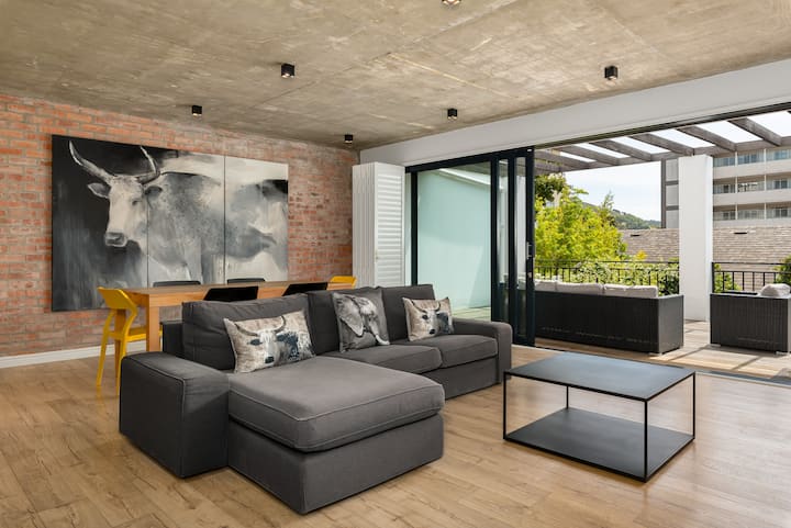 Spacious Gardens Getaway | Mountain Views - Camps Bay