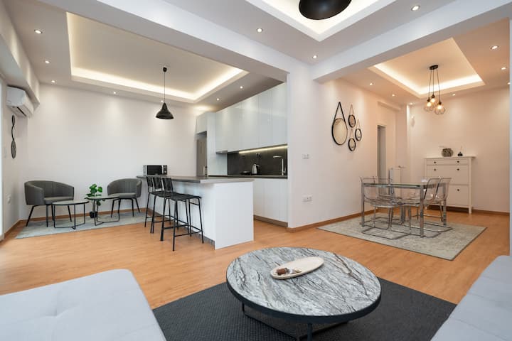 Modern Family Apartment W/balcony Near Acropolis - Athènes