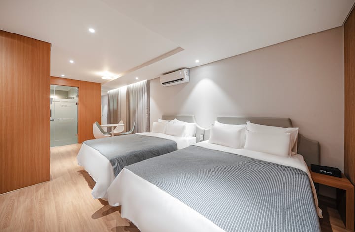 [넘버25호텔 팔공산점- 패밀리팬션룸] 더블베드 2개 | 넷플릭스 | 애견동반 - Daegu