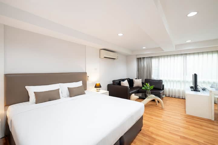 Private Apt Sukhumvit 26, 500m 2train, Wash/dryer - Bangkok