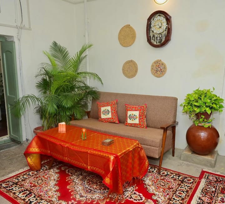 Vintage Home Near Ghats & Temple - India