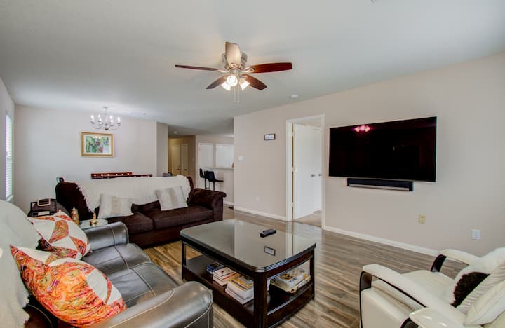 Spacious 3 Bedroom Family Getaway! - Stafford, TX