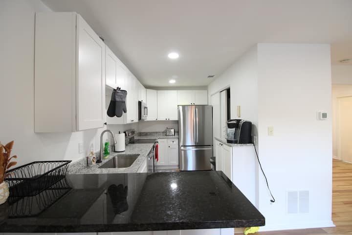 Charming Condo Near It All - Fairfax