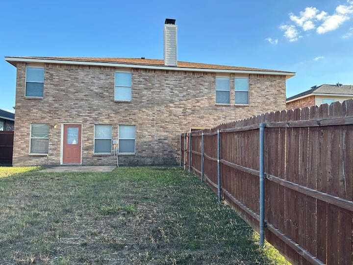 Spacious 6 Bedroom House W/ 2 Living And 3 Bath - Lancaster, TX