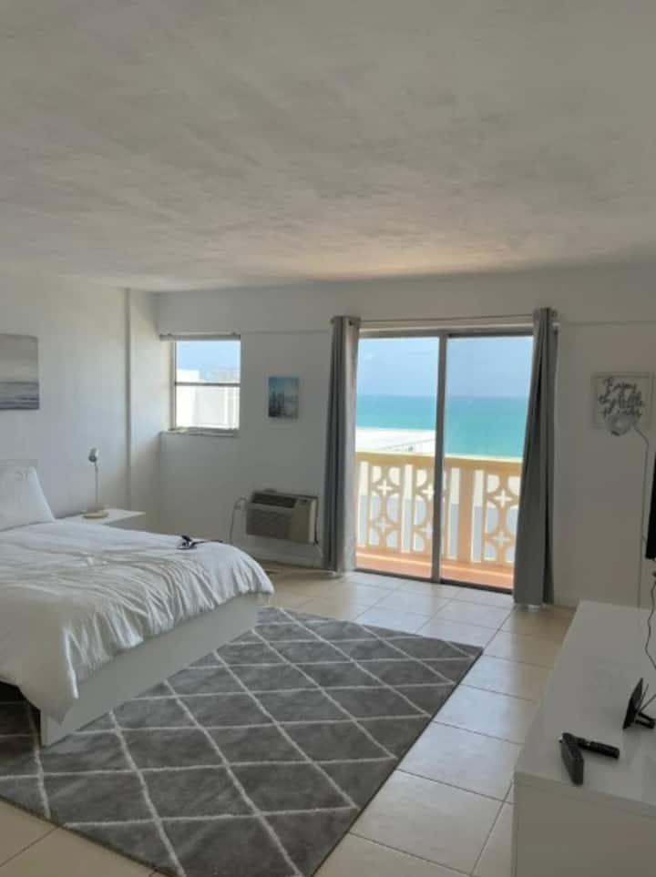 Seaside Escape| Peaceful Getaway + Ocean Views - Miami Beach