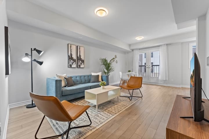 Luxury 2br Townhouse W/ King Bed - Oakville