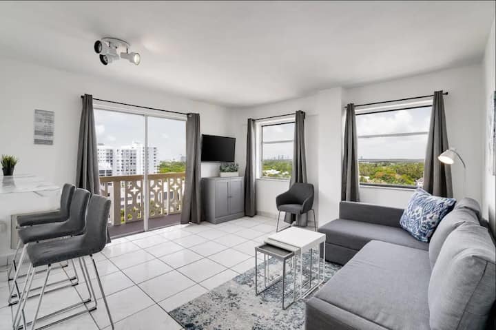 Miami Beach Escape| Ocean & City Views + Fast Wifi - South Beach, FL
