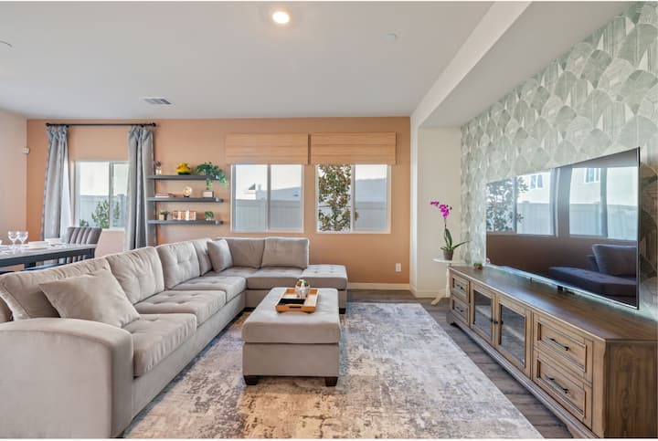 Warm And Pleasant Model Home In Elk Grove - Elk Grove, CA