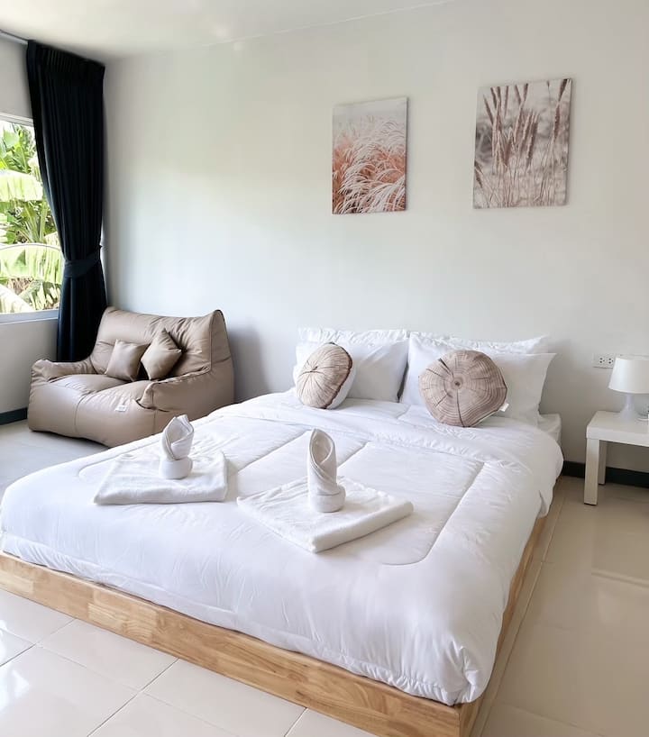 Queen Bed With Mountain View - Patong Beach