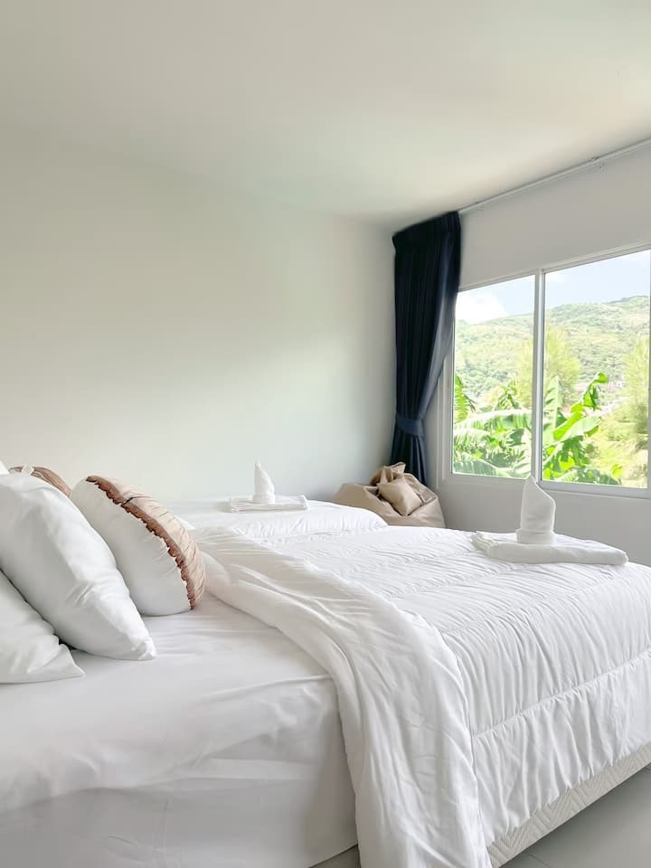 Twin Bed With Mountains View - タイ パトンビーチ
