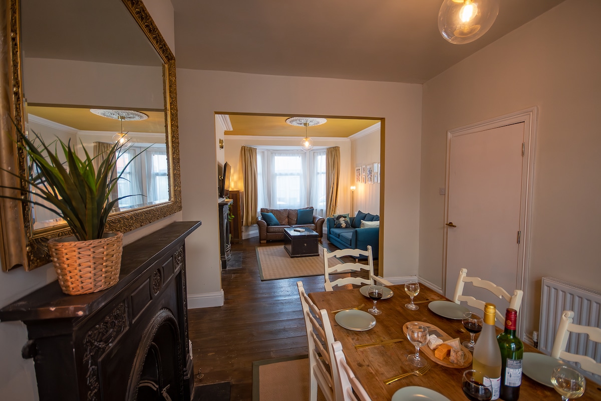 Spacious Victorian 4‑Bed Retreat I Cocktail Bar - Houses for Rent in ...