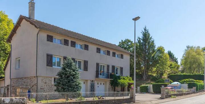 Le Petit Lac  Appartement Pour 8, Piscine Partagée - Bourganeuf