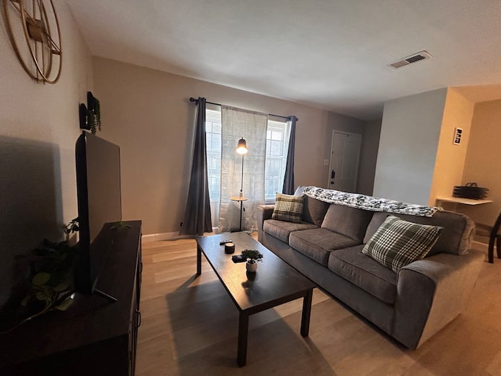 Entire Apartment Near I-10 - 보몬트