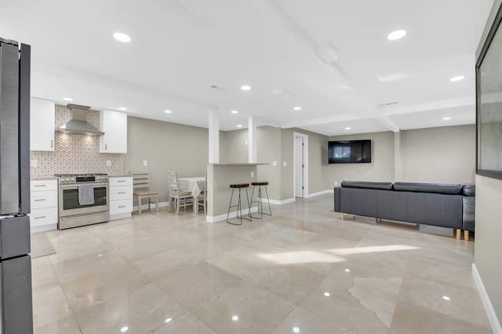 Luxurious New 3 Bedrooms Apartment! - Livonia, MI
