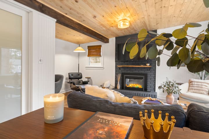 Cozy Bungalow ~ Hot Tub + Fire Pit + Fenced Yard! - Black Mountain, NC