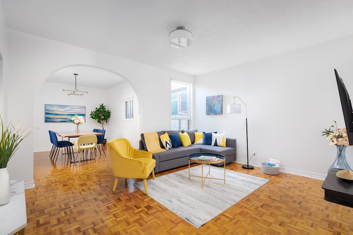 Charming 4 Bed Home + 2parking - Toronto