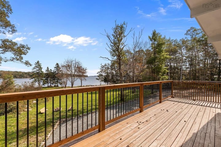 Charming Oceanfront Cottage In Port Mouton - Carters Beach