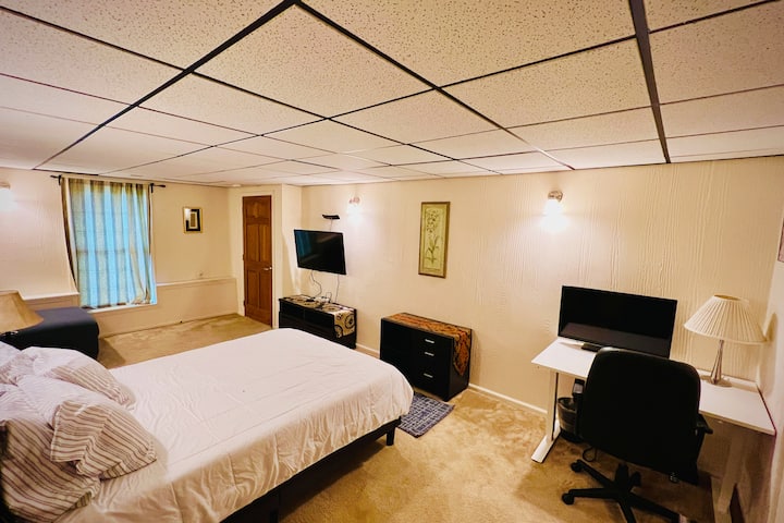 Spacious Private Room D, Bathroom, & Living Room - Tacoma, WA