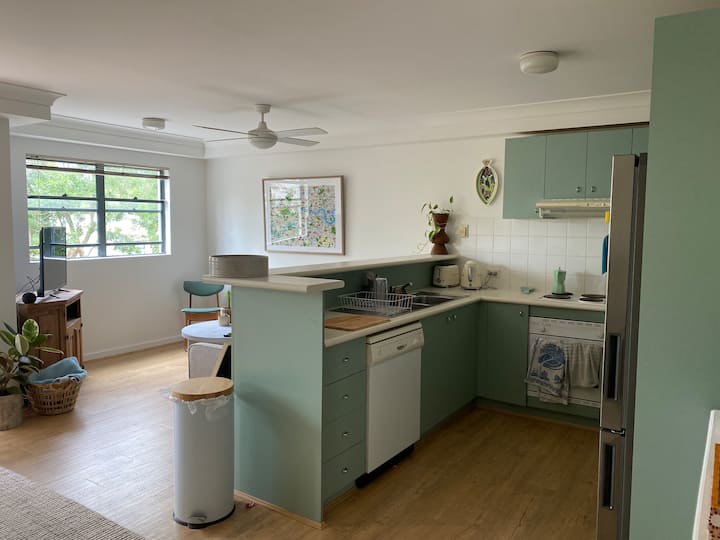 One Bedroom In Leafy Complex - Camperdown