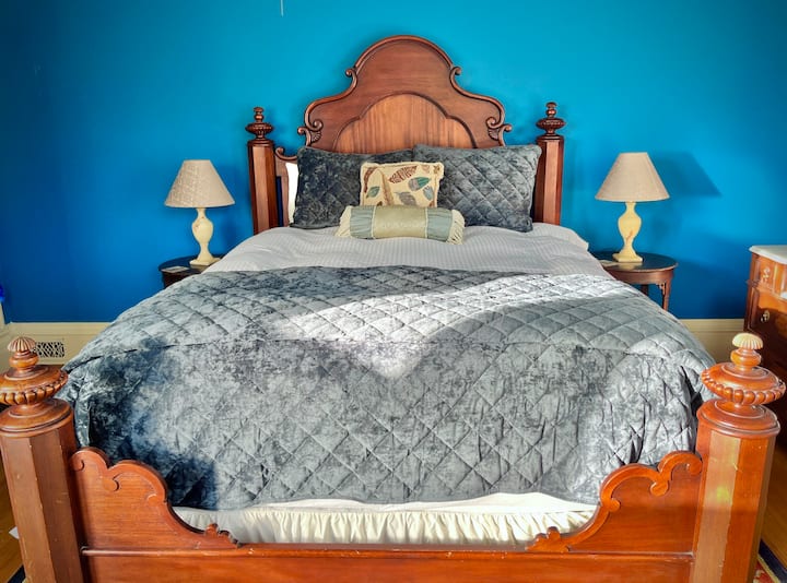 Classic & Cozy Queen Room Historic Victorian B&b - Urbana, IL