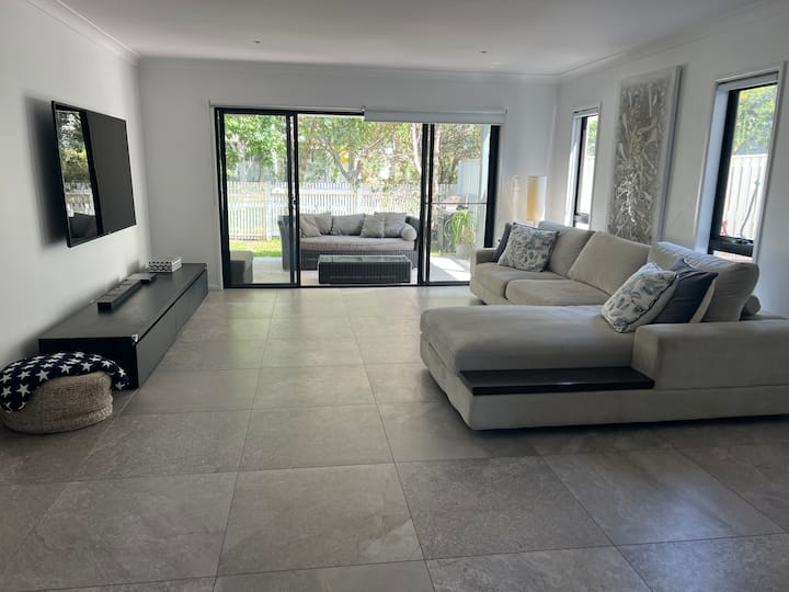 Modern Home, Perfect For Family And Groups - Coolangatta