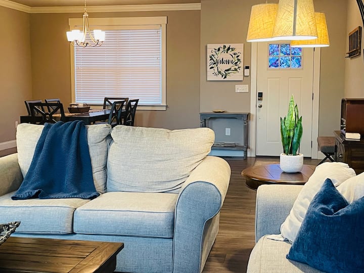 Oak Hill Lodge: 3 Bed, 3 Bath + Office Entire Home - Knoxville, TN