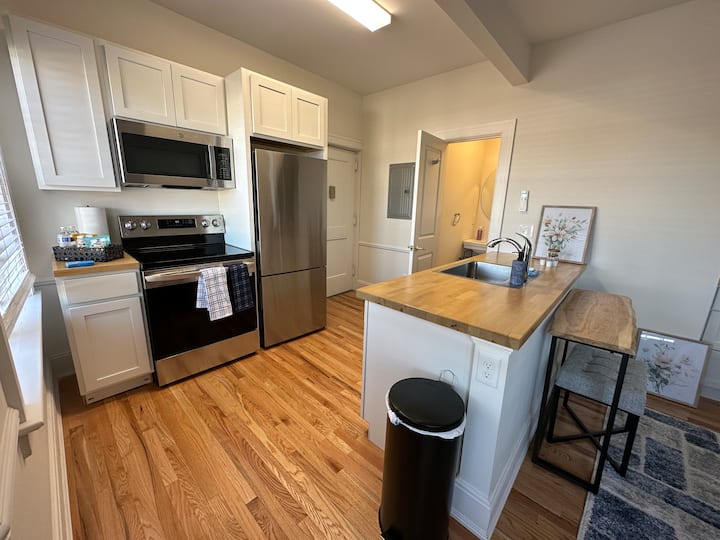 Shaker Square Cozy Studio Suite Apartment 205 - Cleveland, OH